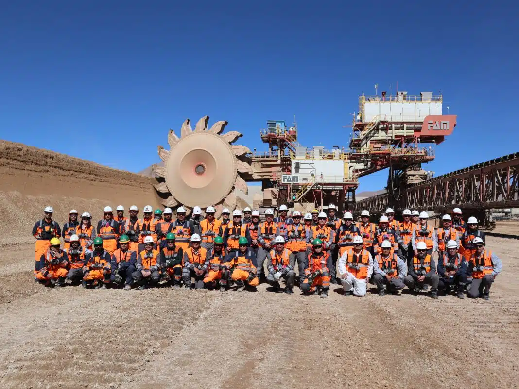 Chile: "Codelco y sindicato de mina Radomiro Tomic sellan histórico ...